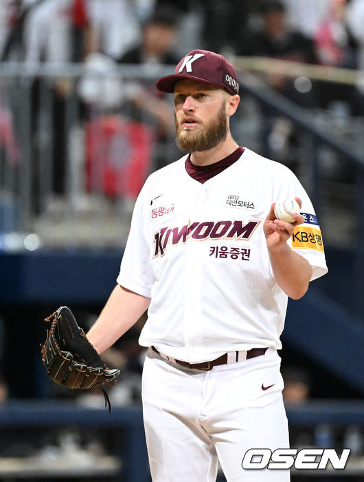 볼판정에 흔들린 요키시, 가을야구 첫 QS에도 웃지 못했다 [준PO2] - 머니투데이