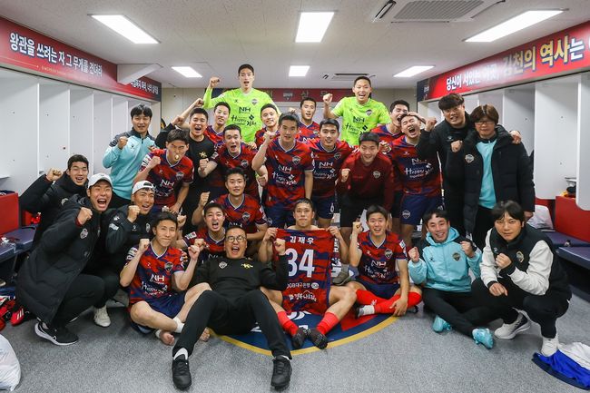 '4연승 질주' 김천상무, '8G 무패' 김포 꺾고 1위 자리 지킨다 - 머니투데이