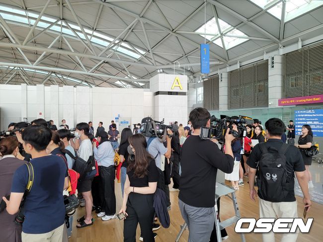 'EPL 3번째 시즌 위해 출국' 황희찬 "직전 4골보다 많이 넣겠다"[오!쎈 현장] - 머니투데이