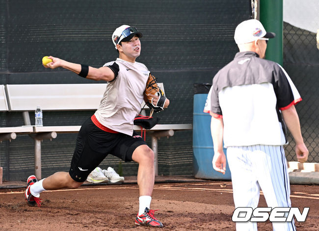 ML 포스팅 꿈꾸는 157km 사이드암, “ERA 2점대 찍고 구단에 해외 진출 부탁하겠다”...팔꿈치 재활 굿→개막전 가능하다 - 머니투데이