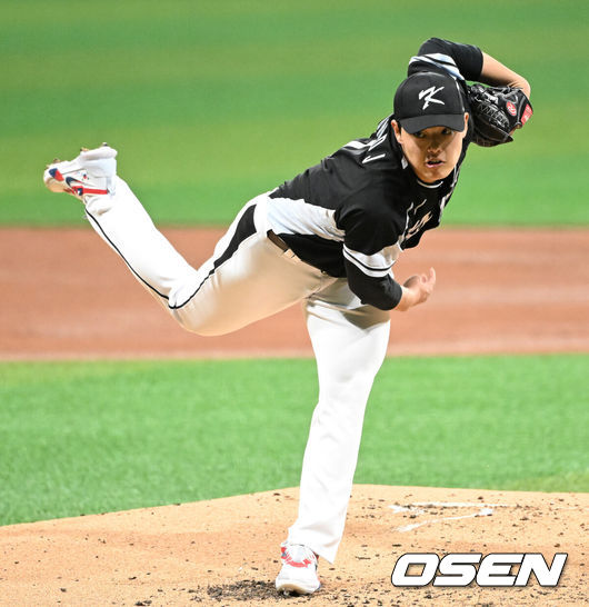 ‘155km 쾅!’ 강속구 과시한 문동주, ML 첫 무대에 떨렸을까…1회 제구불안 “너무 안좋아서 오히려 편해졌다” [서울시리즈] - 머니투데이