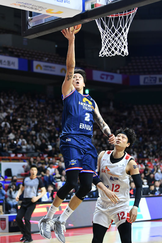 '슈퍼팀' KCC, SK 무너트리면서 4강 PO행...2쿼터 역대 최다 40점 폭발 - 머니투데이