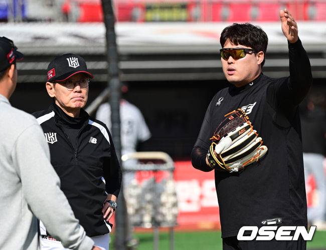 얼마나 억울했으면…'ABS 불만 폭발' 류현진, 적장까지 찾아가 하소연하다 - 머니투데이