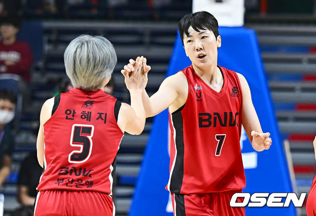 ‘안혜지 개인통산 최다 27점 폭격’ BNK, 부산 개막전에서 삼성생명 제압 - 머니투데이