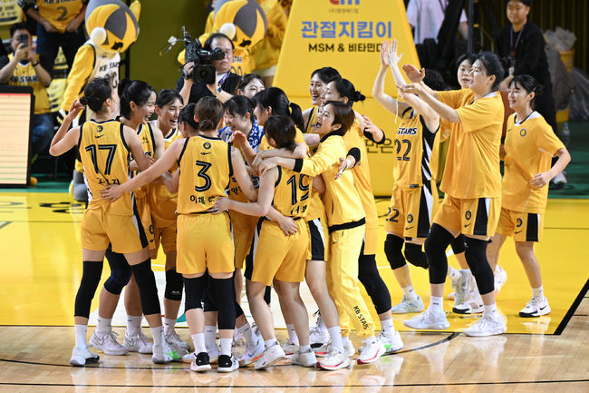 3점의 KB, 하나은행 잡고 홈 18연승 위업 달성 - 머니투데이