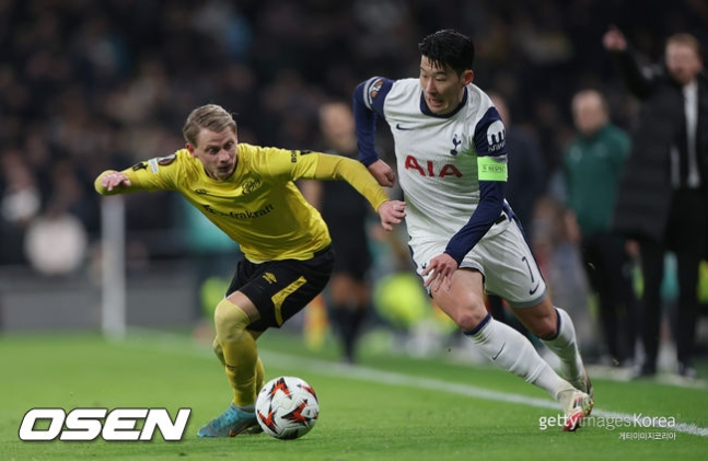 '드리블 돌파 무려 10회 성공!' 전반만 뛴 손흥민, 골 없이도 극찬 받아 "인상적 활약"... 토트넘, UEL 16강 직행 - 머니투데이