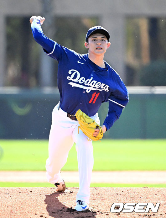 괜히 괴물이 아니다! ML 데뷔전 160km 슝!...사사키, 3이닝 KKKKK 무실점 호투 - 머니투데이