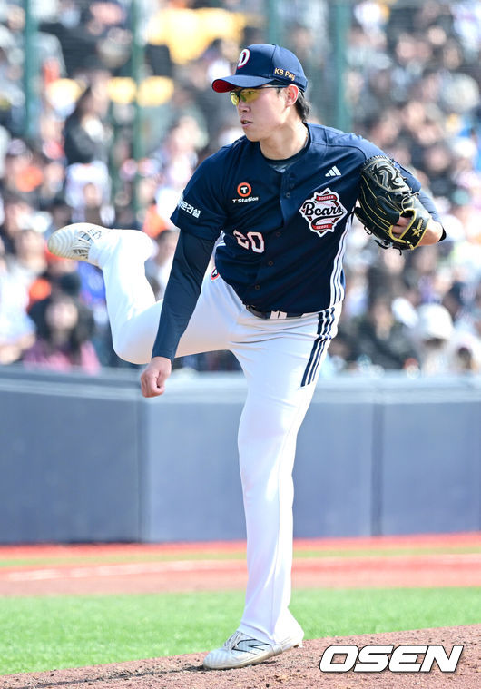 '153km' 5선발 후보 구위가 이렇게 살벌하다니…신무기 스위퍼까지, 두산 마운드 생각보다 무섭네 - 머니투데이