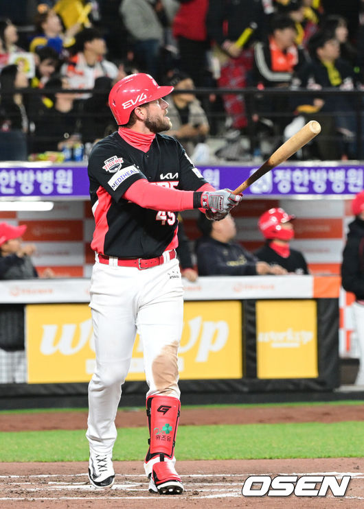 대전 신구장 '1호 홈런' 주인공은 'ML 88홈런' KIA 위즈덤…폰세 153km 강속구 공략했다 - 머니투데이