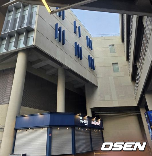 [속보] 30일 LG-NC전 전격 취소, 안전점검 실시...창원NC파크 구조물 추락, 3명 부상→1명은 머리 수술. NC "치료와 모든 지원 하겠다"(종합) - 머니투데이