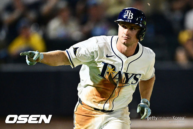 ‘데뷔 첫 안타→4안타 대폭발’ 29세 신인, ML 콜업에 306km 택시 타고 달려갔다 “어린시절 꿈꿨던 순간” - 머니투데이