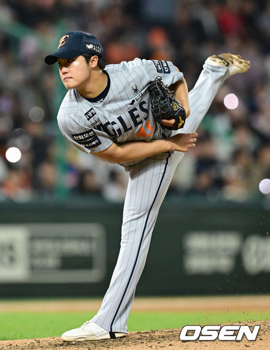 ‘156km 쾅!’ 타자 압도한 정우주, 데뷔 첫 홀드 “황금 같은 기회, 정말 재미있고 많이 배우고 있다” [오!쎈 인천] - 머니투데이