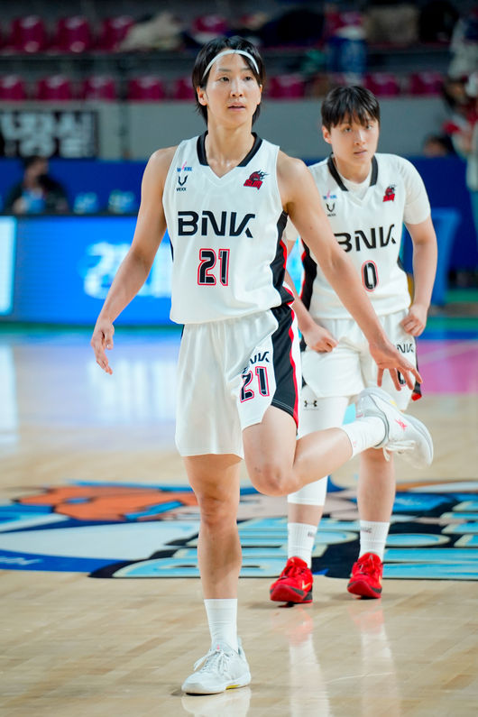 'BNK 우승' 이이지마 사키, WKBL 무대 재도전...亞쿼터 드래프트, 18명 신청 확정 - 머니투데이