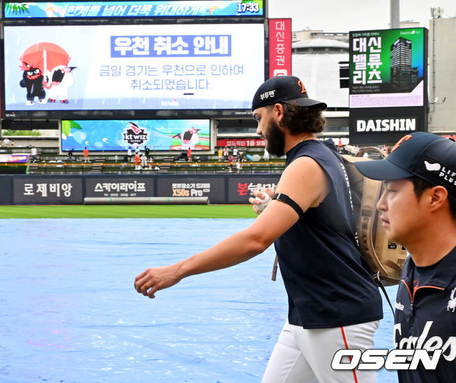 "미안하다" 거듭 사과한 폰세, 탈삼진 1위 빼앗겼지만…시즌 안 끝났다, 1G 더 출격 '외인 투수 최초 4관왕' 도전 - 머니투데이