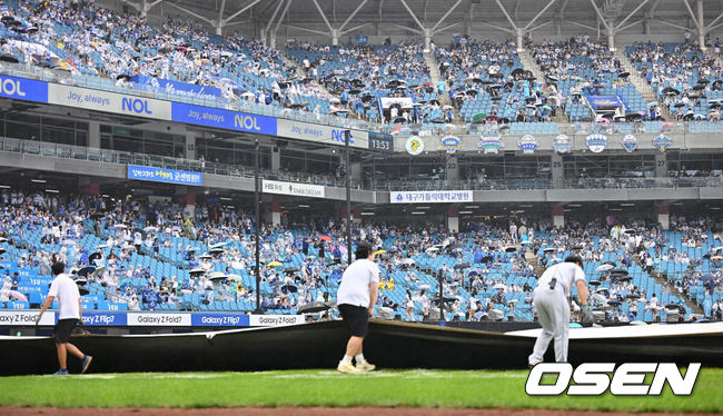 비도 못 막는 가을 야구 열기...7일 삼성-NC WC 2차전 티켓 다 팔렸다 [WC2] - 머니투데이