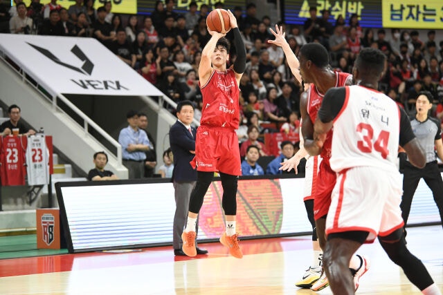 '오브라이언트-변준형 폭격' 정관장, SK 잡고 공동 1위 등극...KCC-DB도 웃었다 [종합] - 머니투데이