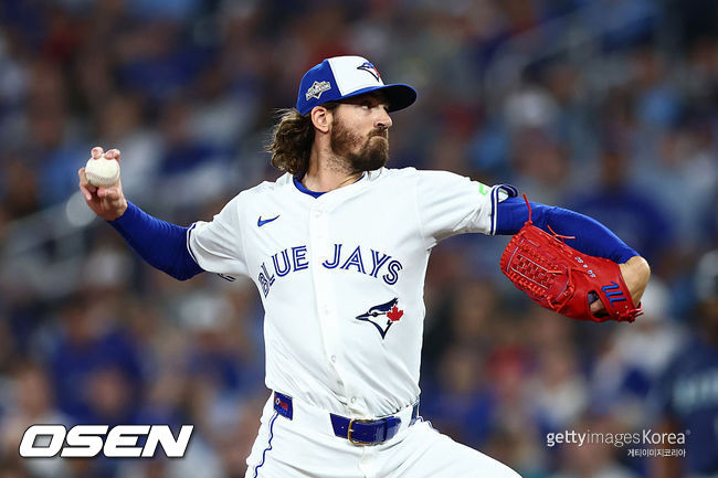 ‘155km 쾅! KKKKKK’ 34세 에이스, WS 데뷔전 6⅔이닝 3실점…홈런 2방 맞고 강판 - 머니투데이