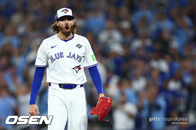 ‘155km 쾅! KKKKKK’ 34세 에이스, WS 데뷔전 6⅔이닝 3실점…홈런 2방 맞고 강판 - 머니투데이