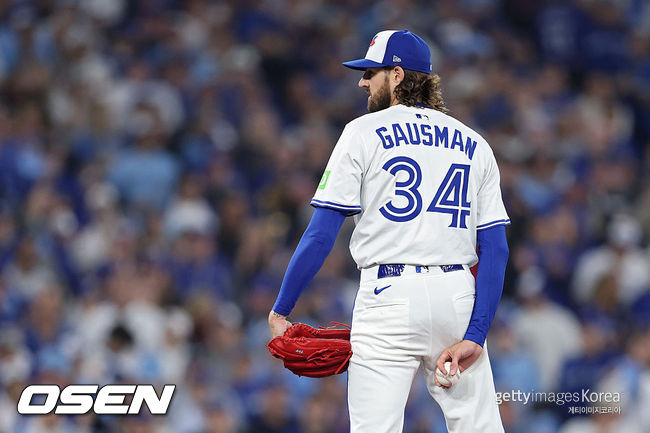 ‘155km 쾅! KKKKKK’ 34세 에이스, WS 데뷔전 6⅔이닝 3실점…홈런 2방 맞고 강판 - 머니투데이