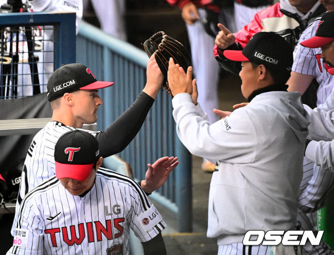 ‘대충격’ 한화, 24일 쉰 LG에 난타 당했다…박해민 홈런 빠던-신민재 3안타-톨허스트 QS, LG 8-2 완승→우승확률 73.2% [KS1 리뷰] - 머니투데이