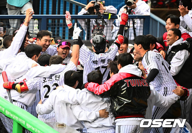 ‘126m 홈런성 타구’ 슈퍼 캐치 잡고, ‘105m’ 솔로 홈런 터뜨리다…왜 한화 만나면 미친듯이 잘하나 [KS1] - 머니투데이