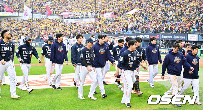 "LG 역시 우승한 팀답게 잘했다, 내일은 한화가 더…" 1차전 완패 깔끔하게 인정, 2차전 반격 다짐한 김경문 감독 [KS1] - 머니투데이