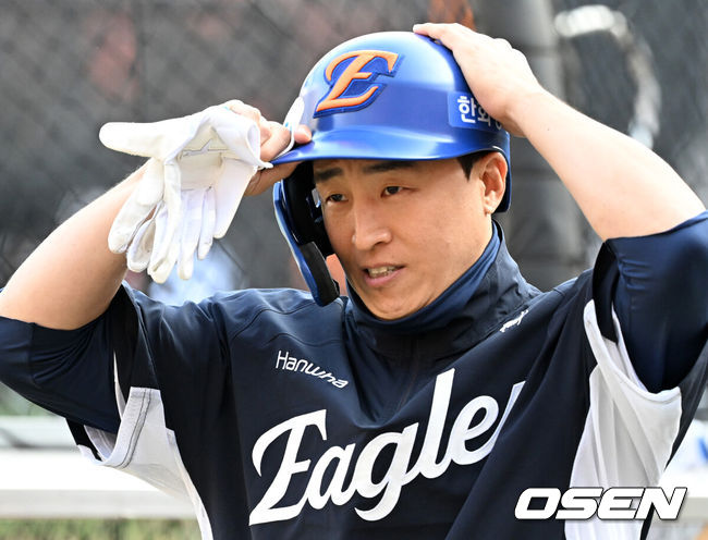 ‘2G 연속 안타’ 손아섭, 리드오프 복귀 “(문)현빈이·(노)시환이 든든하고 대견해, 이제 내 역할이 중요” [KS3] - 머니투데이