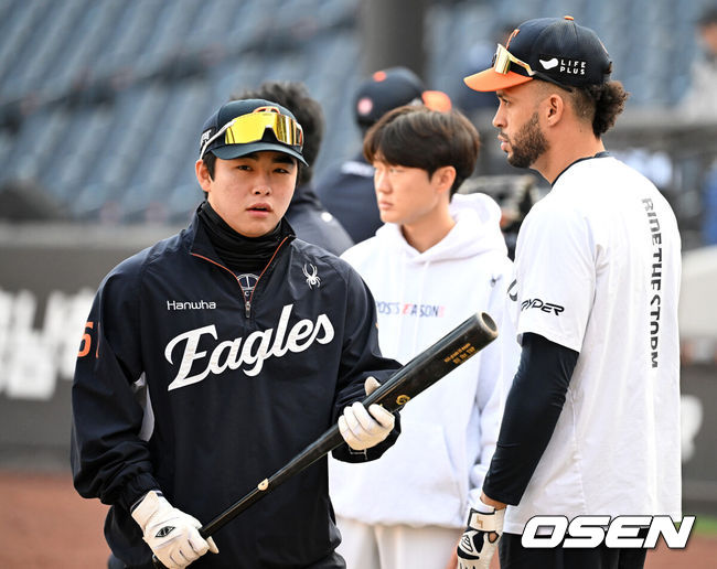 "문현빈 나오면 항상 긴장된다" 첫 가을 맞아? LG가 가장 두려워하는 타자, PS 신기록 만들 기세 - 머니투데이