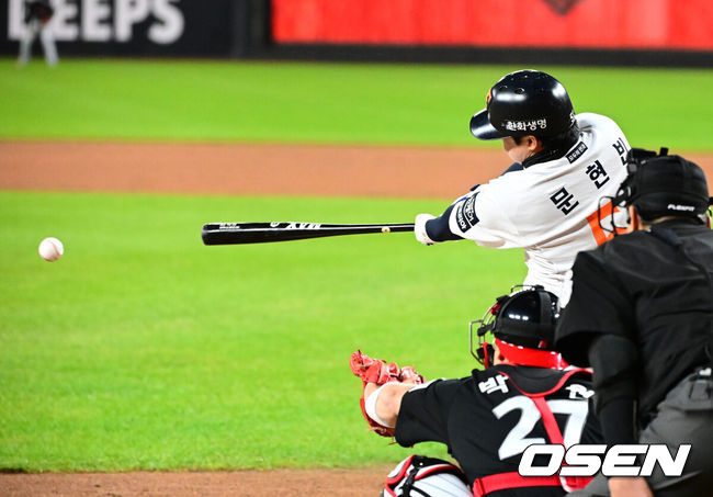 "문현빈 나오면 항상 긴장된다" 첫 가을 맞아? LG가 가장 두려워하는 타자, PS 신기록 만들 기세 - 머니투데이