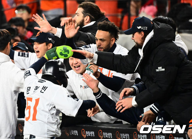 "문현빈 나오면 항상 긴장된다" 첫 가을 맞아? LG가 가장 두려워하는 타자, PS 신기록 만들 기세 - 머니투데이