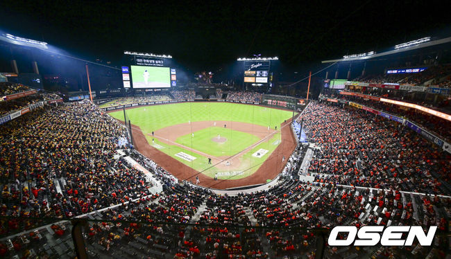 LG 2년 만에 V4? 한화 대반격?…5차전 뜨거운 열기, 1만6750석 꽉 찼다→PS 누적 관중 33만명 돌파 [KS5] - 머니투데이