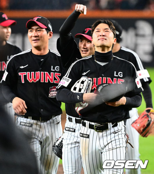 “켈리 떠날 때도 안 울었는데…” 박해민 왜 홀로 눈물 쏟았을까, 병살타에 속앓이→역전승에 오열하다 [KS5] - 머니투데이