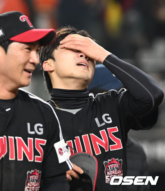 “켈리 떠날 때도 안 울었는데…” 박해민 왜 홀로 눈물 쏟았을까, 병살타에 속앓이→역전승에 오열하다 [KS5] - 머니투데이