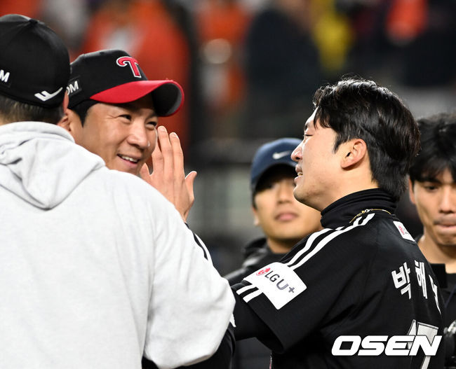 “켈리 떠날 때도 안 울었는데…” 박해민 왜 홀로 눈물 쏟았을까, 병살타에 속앓이→역전승에 오열하다 [KS5] - 머니투데이