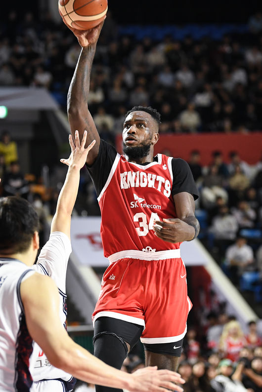 "빨리 농구하고 싶었다" 돌아온 워니, '17P 10R' 더블더블...SK, KCC 3연패 빠뜨리고 공동 7위 도약 - 머니투데이