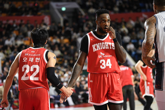 "빨리 농구하고 싶었다" 돌아온 워니, '17P 10R' 더블더블...SK, KCC 3연패 빠뜨리고 공동 7위 도약 - 머니투데이