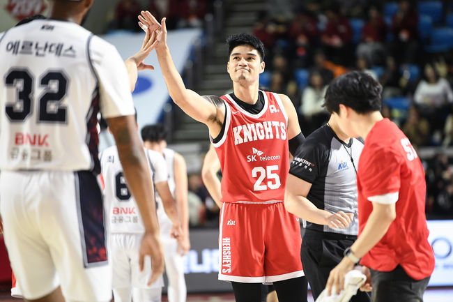 "빨리 농구하고 싶었다" 돌아온 워니, '17P 10R' 더블더블...SK, KCC 3연패 빠뜨리고 공동 7위 도약 - 머니투데이