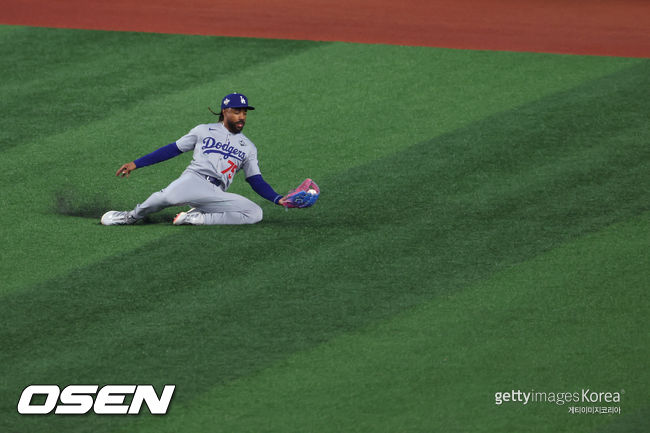 '이럴 수가' 다저스와 사사키 구했던 6차전 그 중견수, WS 우승 후 방출→이정후 동료 됐다 - 머니투데이