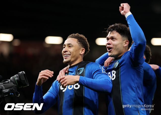 "퍼거슨 맨유 보는 줄!" '4-4' 미친 난타전에 극찬..."올 시즌 PL 1위, 아모림 체제 최고 경기였다" 캐러거 박수갈채 - 머니투데이