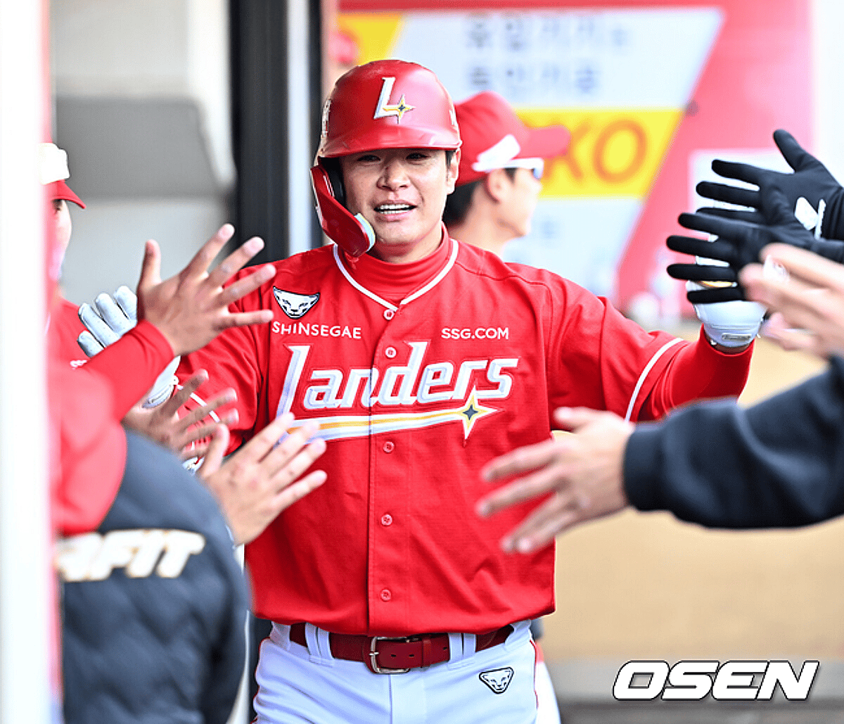 276HR 이적 거포 터졌다! 亞쿼터 선발도 3이닝 퍼펙트쇼...SSG 3-2 설욕, KIA 김태형 3이닝 1실점 [광주 리뷰 ...