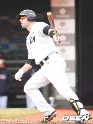 SSG 로맥, 추신수 지켜보는 앞에서 115m 대형 아치 쾅! [오!쎈 대구] - 머니투데이