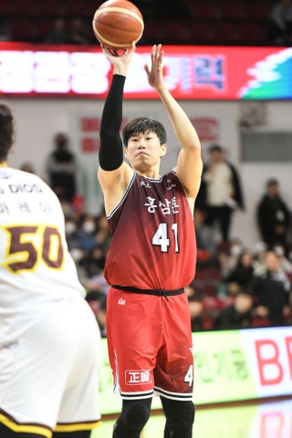오세근 '26점 10리바운드' KGC, LG 제압하고 9연승 행진 - 머니투데이