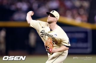 KBO 역수출 5년차, 35세 시즌에 154km까지 던지는 다승 1위…AZ 507억 투자 역대급 성공 - 머니투데이