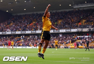 EPL "황희찬이 또!" 경악... '코리안 가이' PK 헌납 억울한 판정 속 '홈 6G 연속' 득점포→울버햄튼 새역사+승점 1점+호평 싹쓸이[종합] - 머니투데이