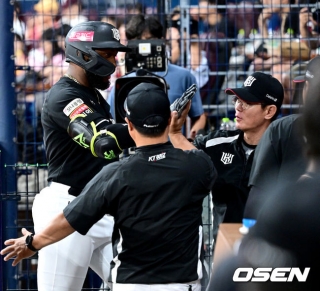 'KKKK' 21구 중 18구 직구, 데뷔 첫 5아웃 SV…박영현 괴력 마무리, 또 1점차 승리 KT '5위 싸움 가세' - 머니투데이