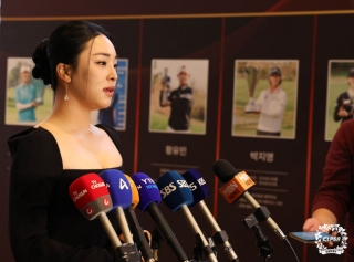 윤이나 '3관왕' 황유민 '인기상' 유현조 '신인상', 박현경이 MC… ‘2024 KLPGA 대상 시상식’ - 머니투데이