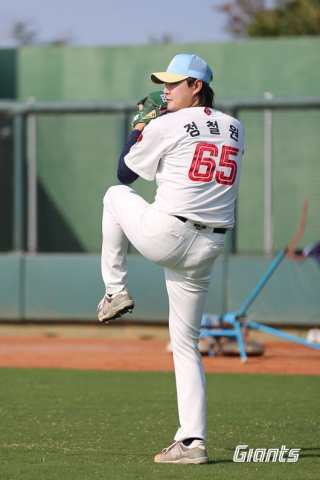 벌써 145km 구위 과시, 김태형의 믿을맨 부활한다…'신인왕 출신→트레이드 복덩이' 준비 완료 - 머니투데이