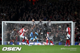 아스날 팬들, 역대 UCL 최악 졸전 펼친 레알 향한 조롱..."토트넘이 변장하고 뛰고 있네?" - 머니투데이