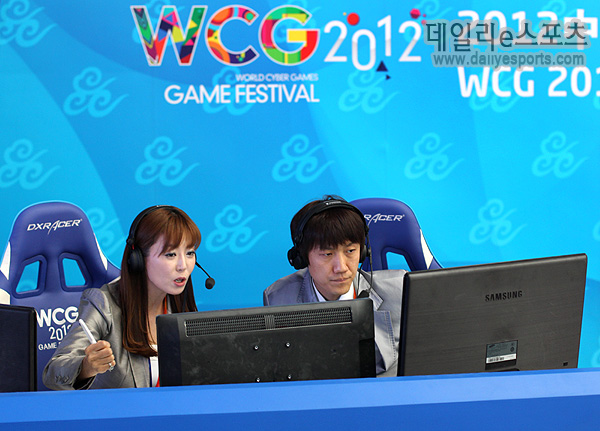 [포토] WCG 2012 소식 전하는 정소림-김정민 - 머니투데이