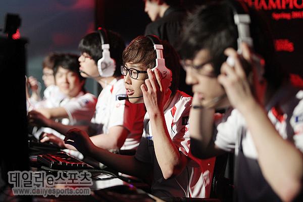 [LOL 챔스] MVP 오존, 환상 호흡 앞세워 SKT에 기선 제압! 1-0 - 머니투데이